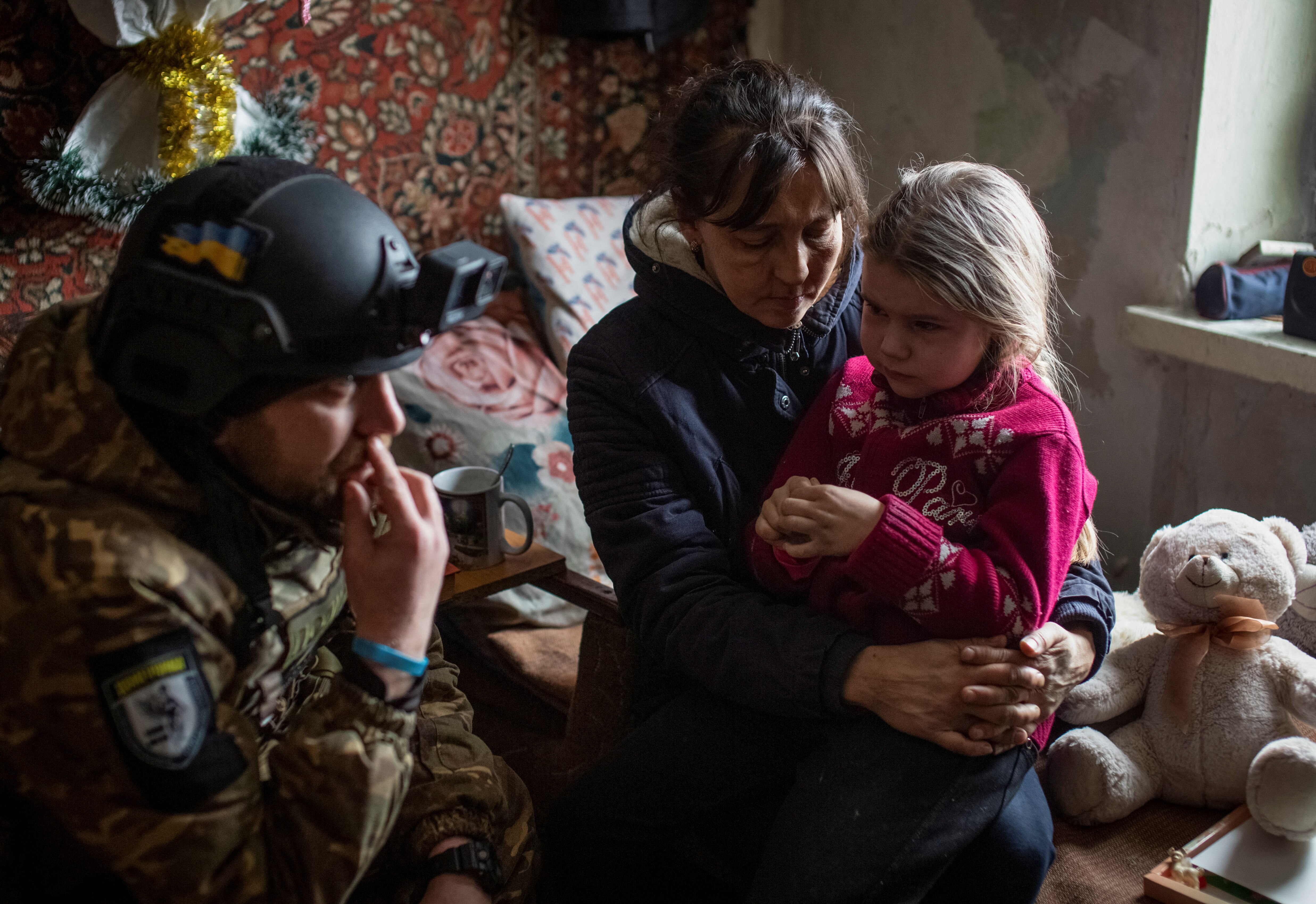 Ukrainian police rescue girl from Bakhmut as bombs ring out amid war ...