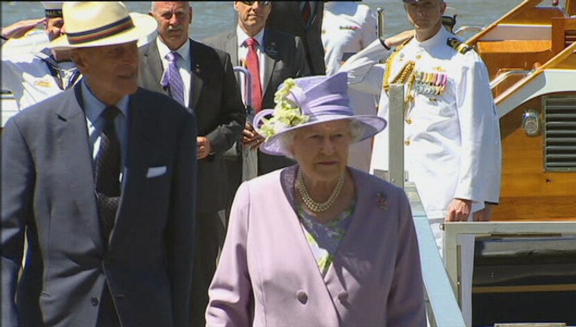 Queen takes to boat to flower festival - ABC News