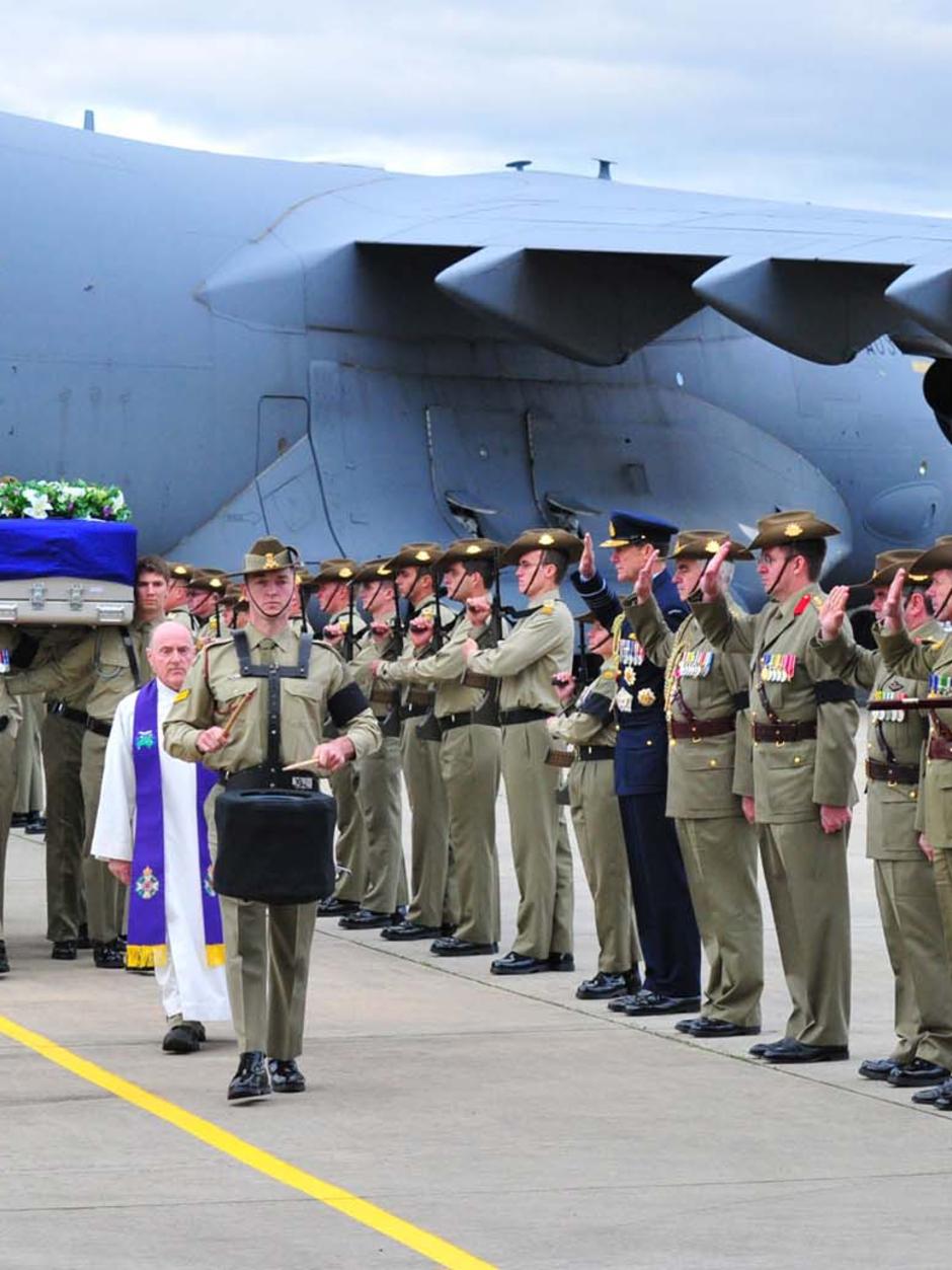 Fallen soldiers arrive back in Australia - ABC News
