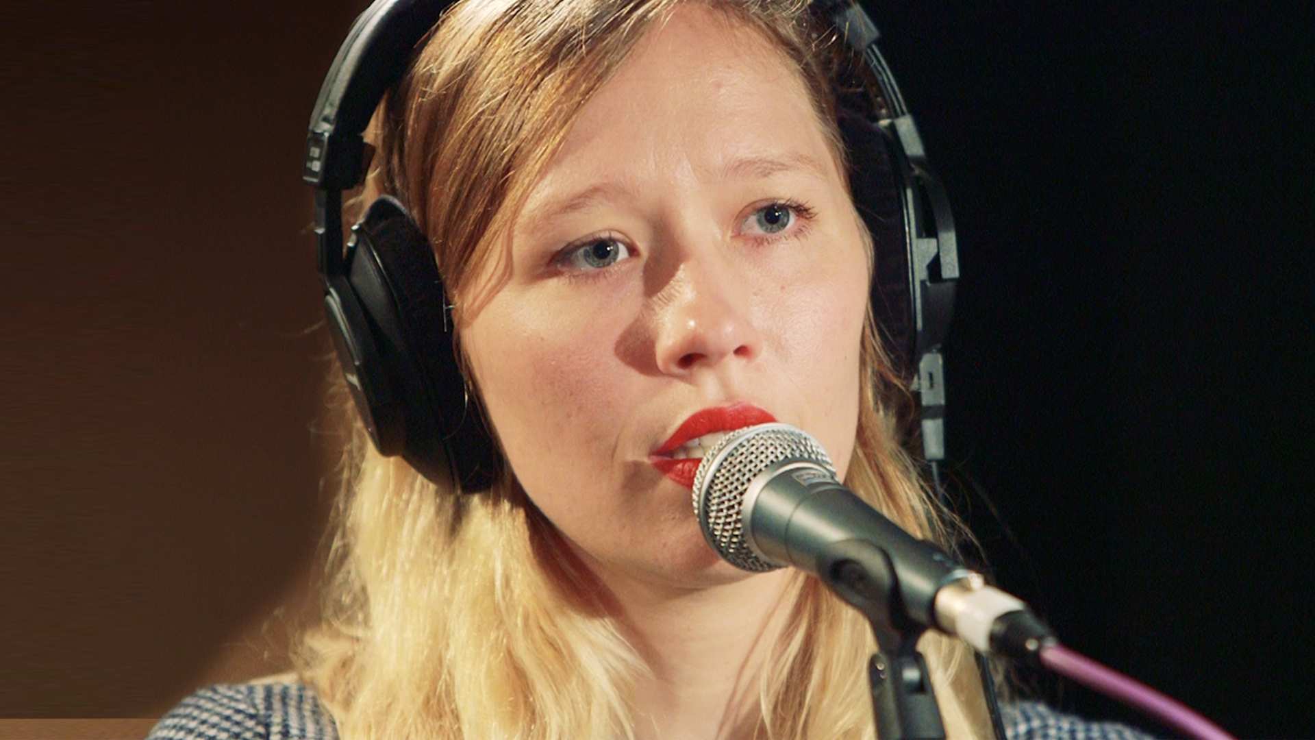 Julia Jacklin covers The Strokes 'Someday' for Like A Version [2017 ...