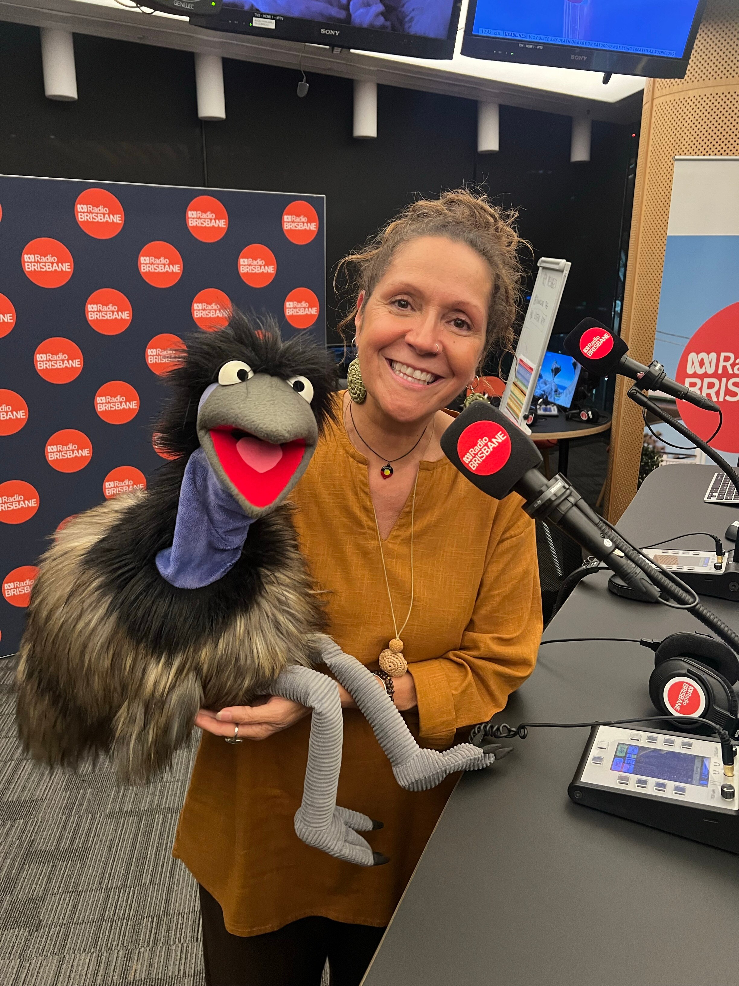 The incredible adventures of Aunty Sharron and Dinawan-Emu - ABC listen