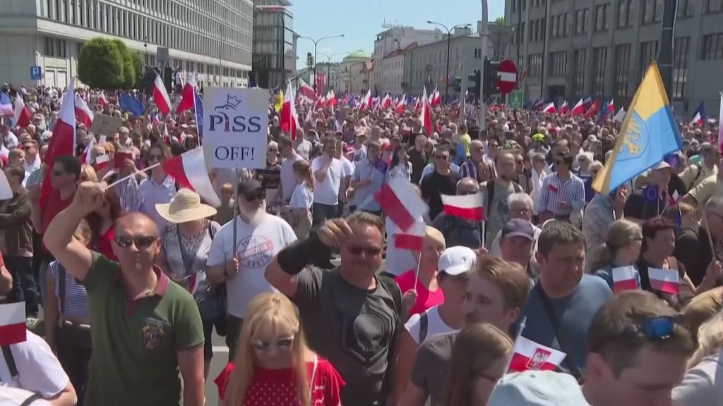 Hundreds of thousands march in Poland's anti-government protest - ABC News