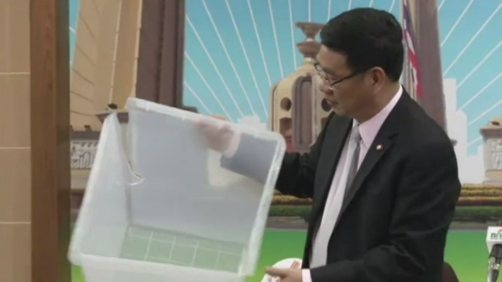 Things go wrong when election official demonstrates strength of ballot ...