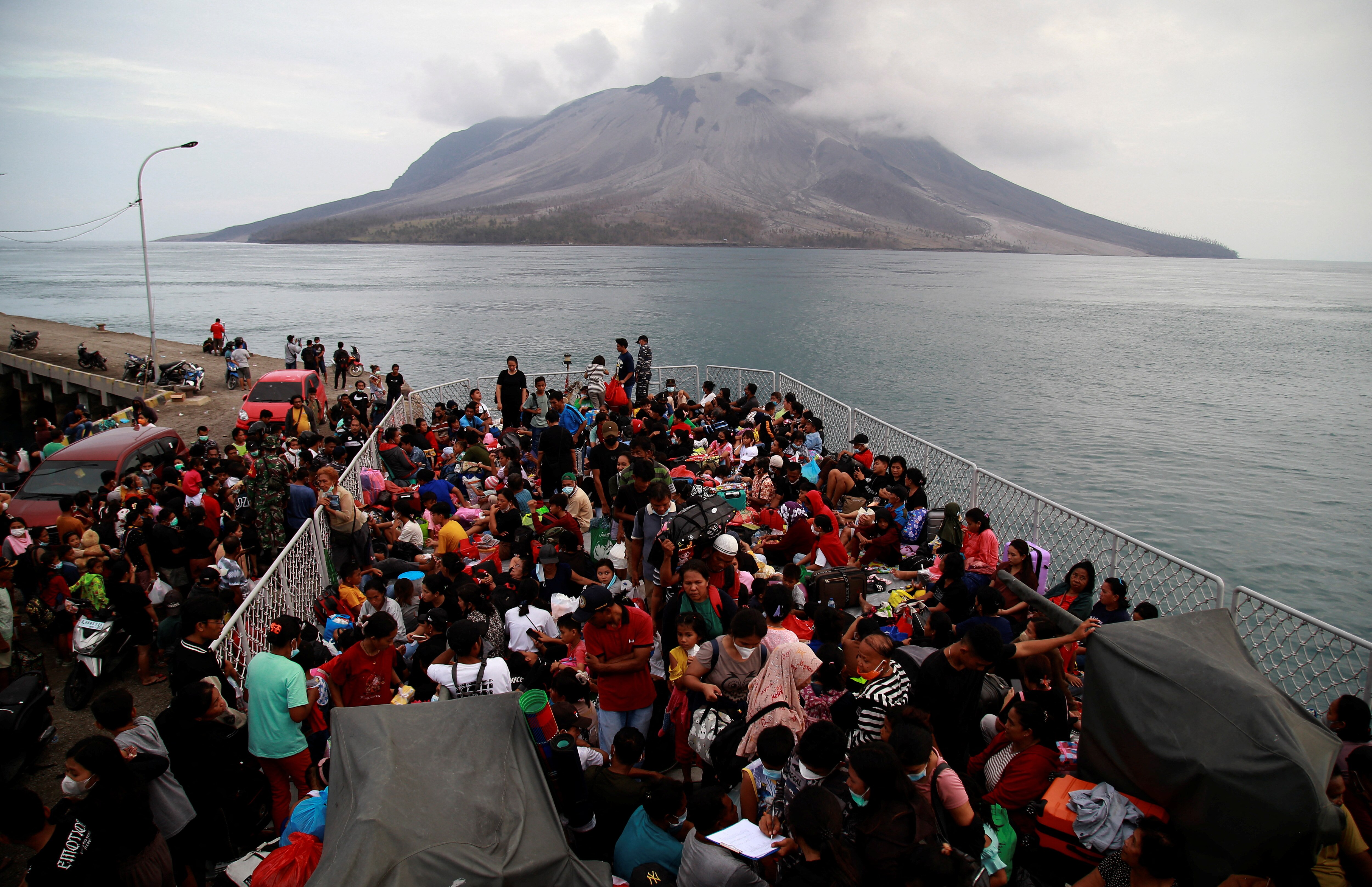 Thousands evacuated amid tsunami threat as Indonesian volcano erupts ...