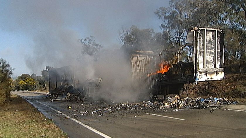 Truck collision closes Hume Highway - ABC News