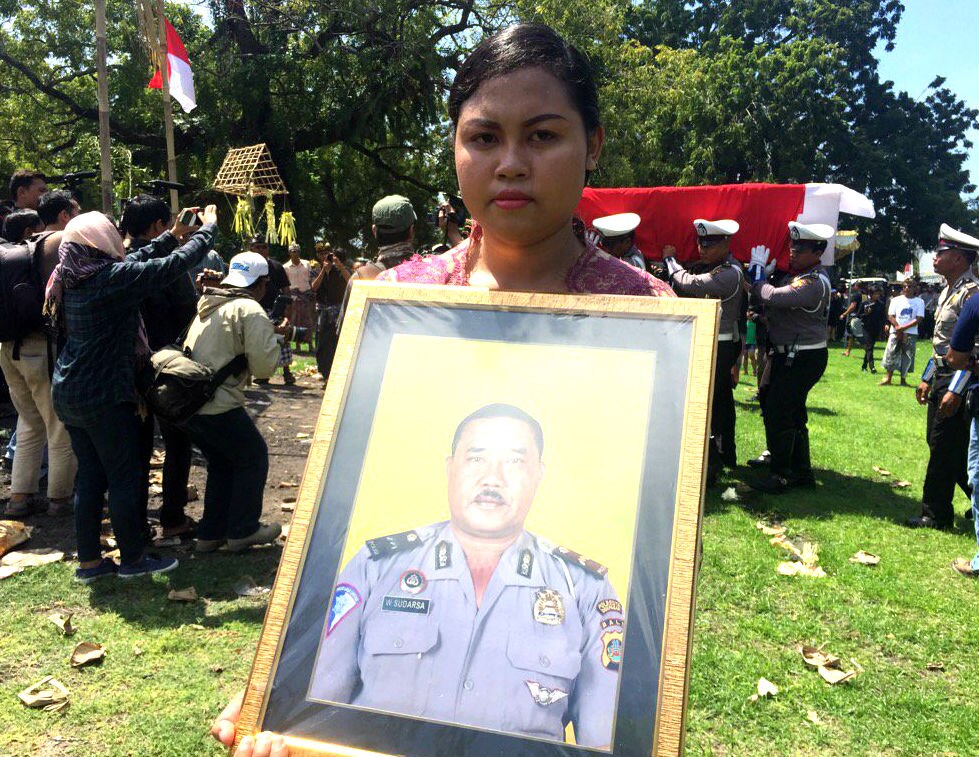Bali murder charge: Policeman cremated amid claims Australian woman was ...