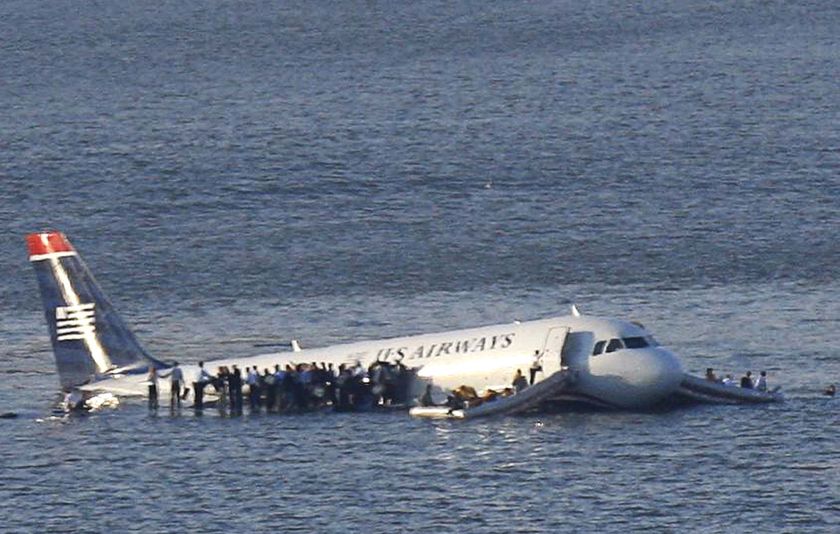 Plane crashes into river off Manhattan - ABC News