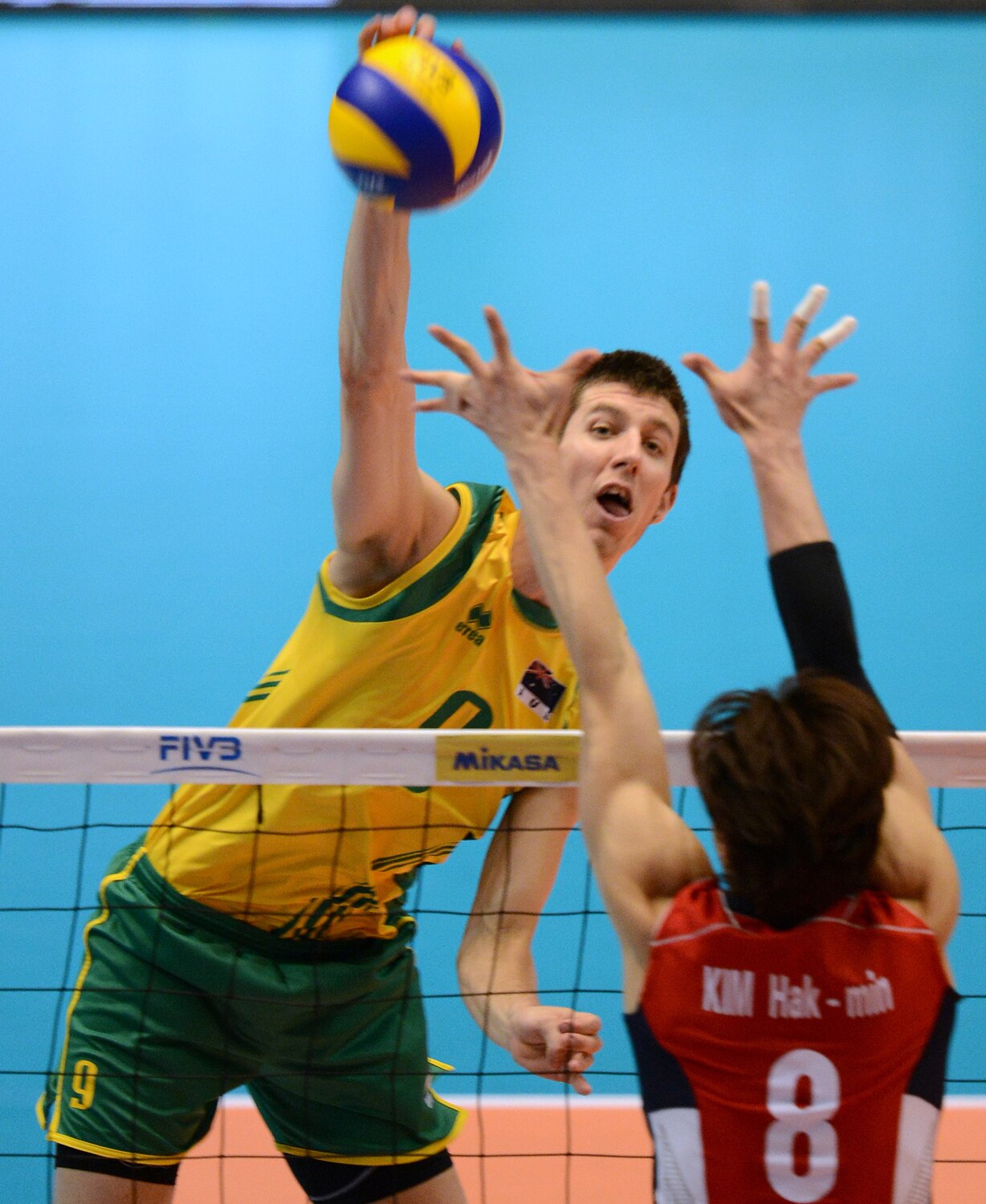 Aussie volleyballers keep Games hopes alive - ABC News