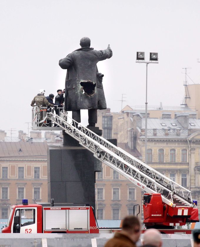Explosion damages Lenin statue in Russia - ABC News