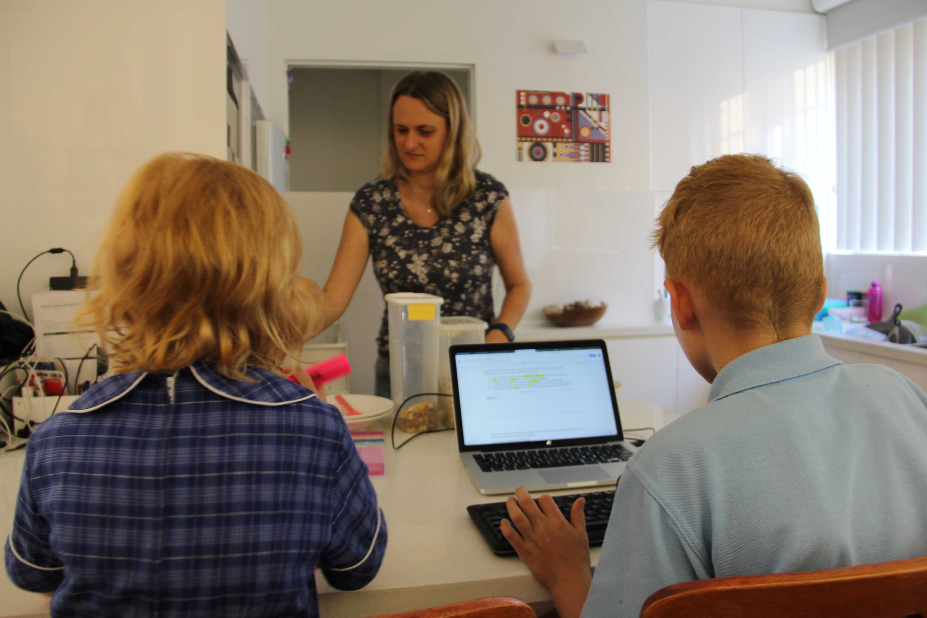 Parents condemn online-only homework program for eight-year-olds - ABC News