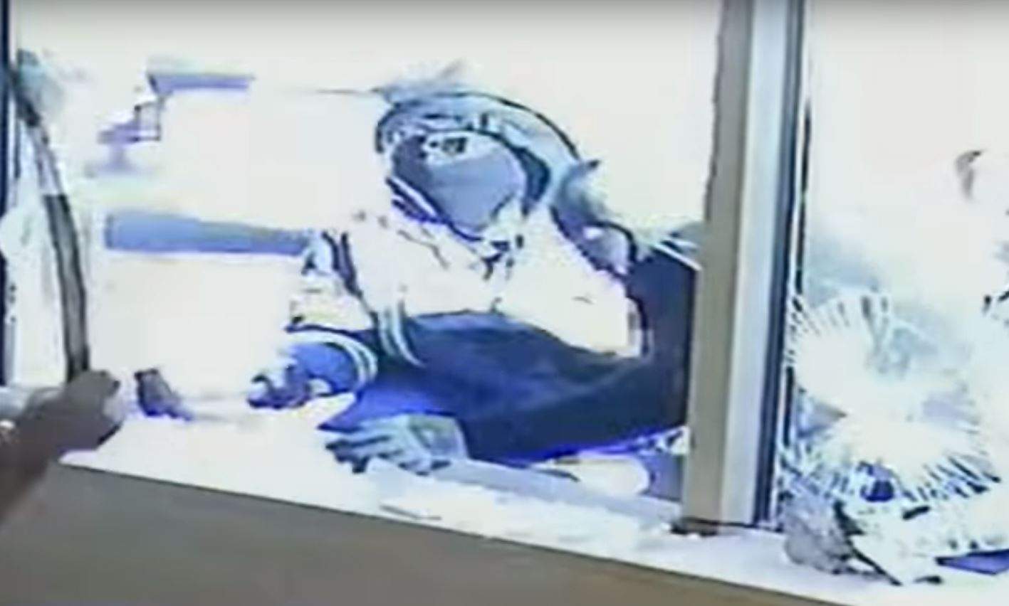 Jewellery store workers draw swords to fend off intruders in daylight ...