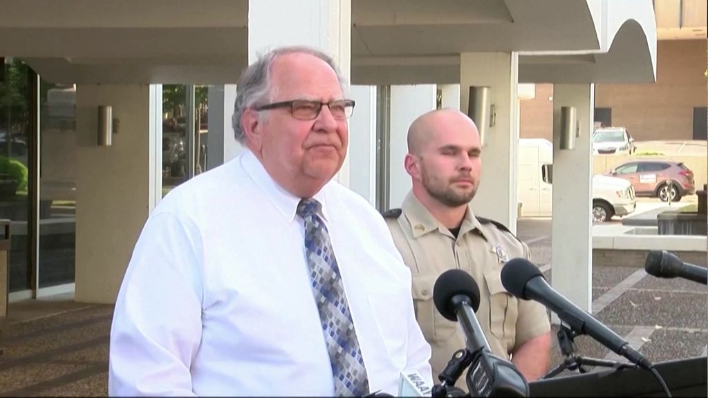 Alabama jail escapee and officer who allegedly helped taken into ...