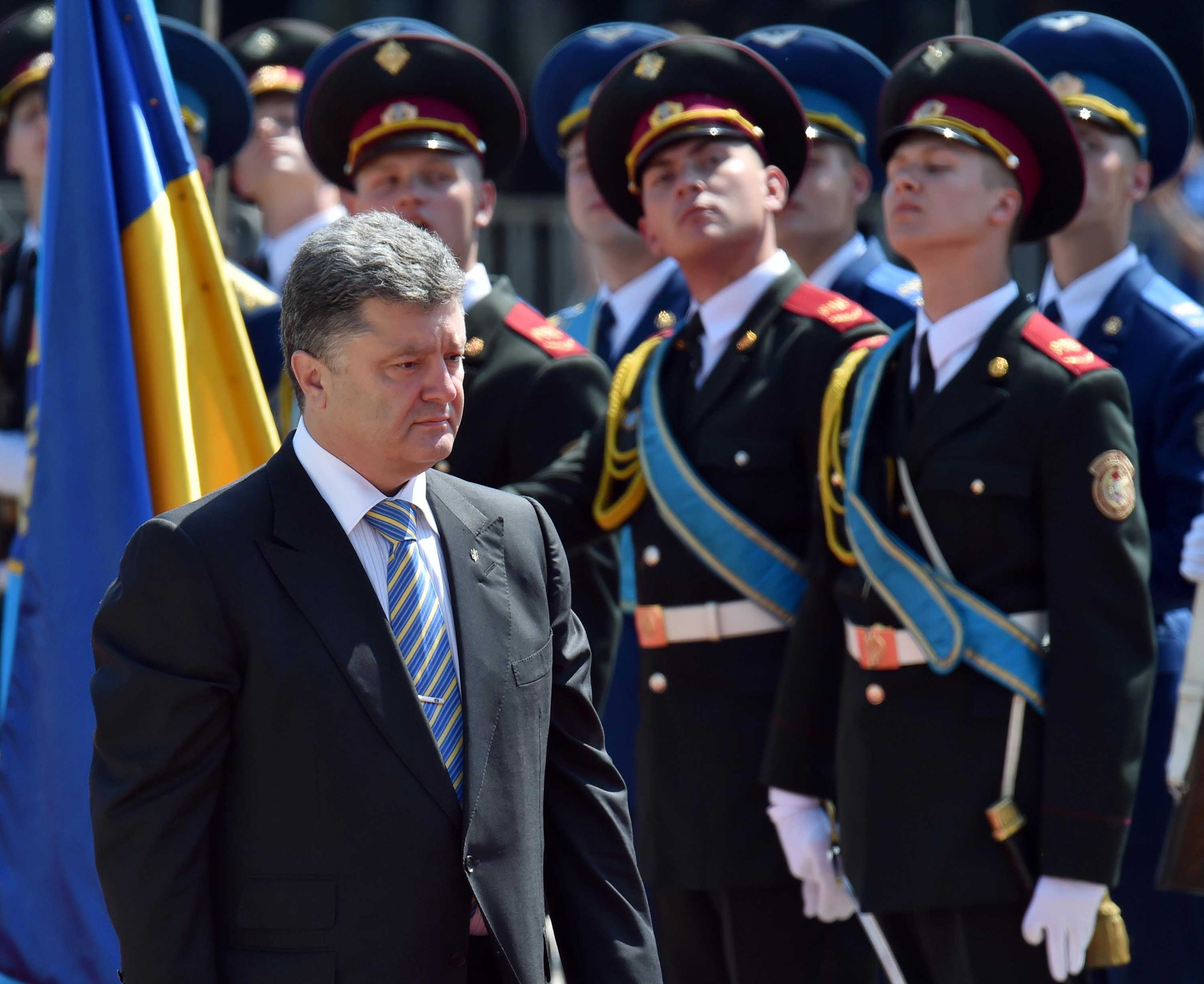 Poroshenko sworn in as Ukraine's president, vows unity and no ...