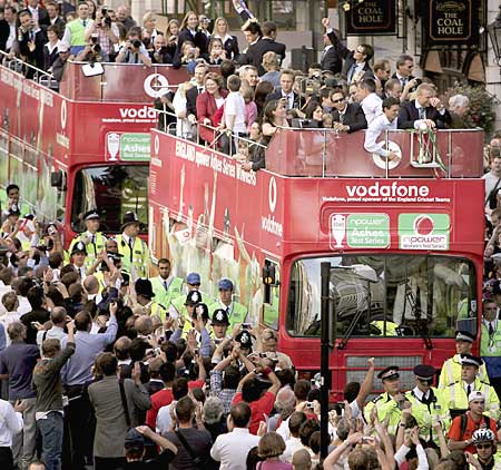 London celebrates England's Ashes win - ABC News