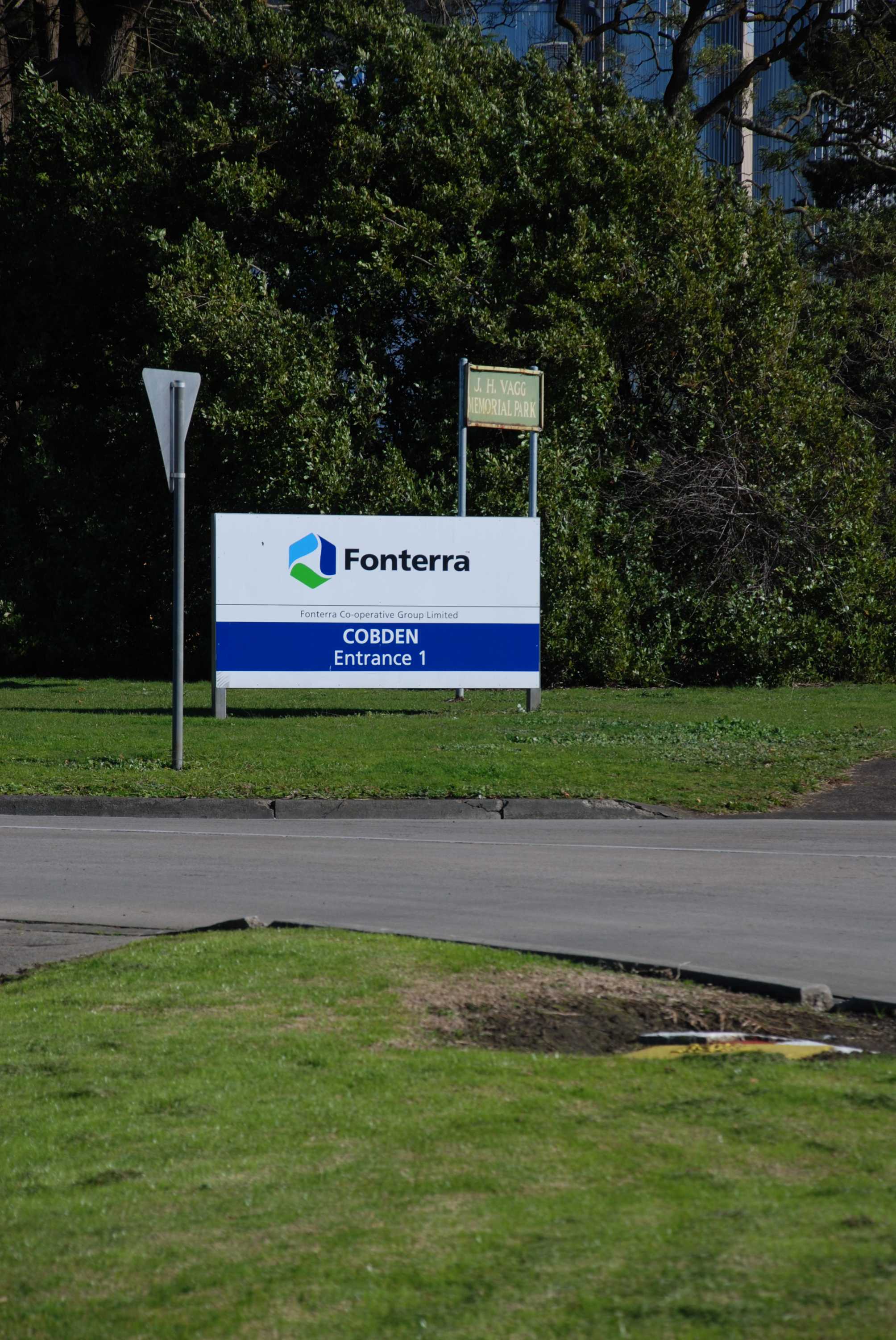 Fonterra board director says dairy farmer milk price most competitive ...