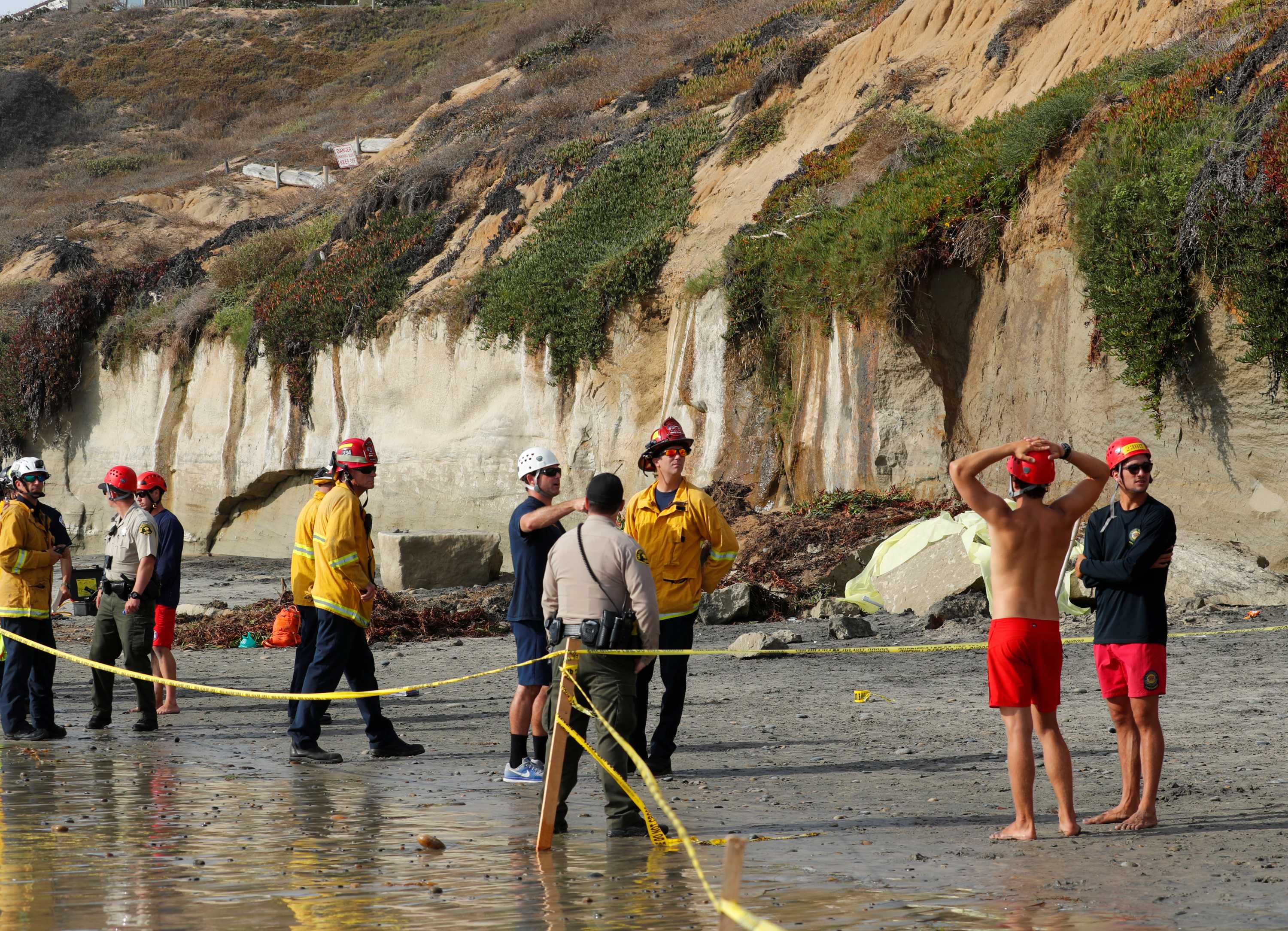 California beach cliff collapse in Encinitas leaves three dead - ABC News