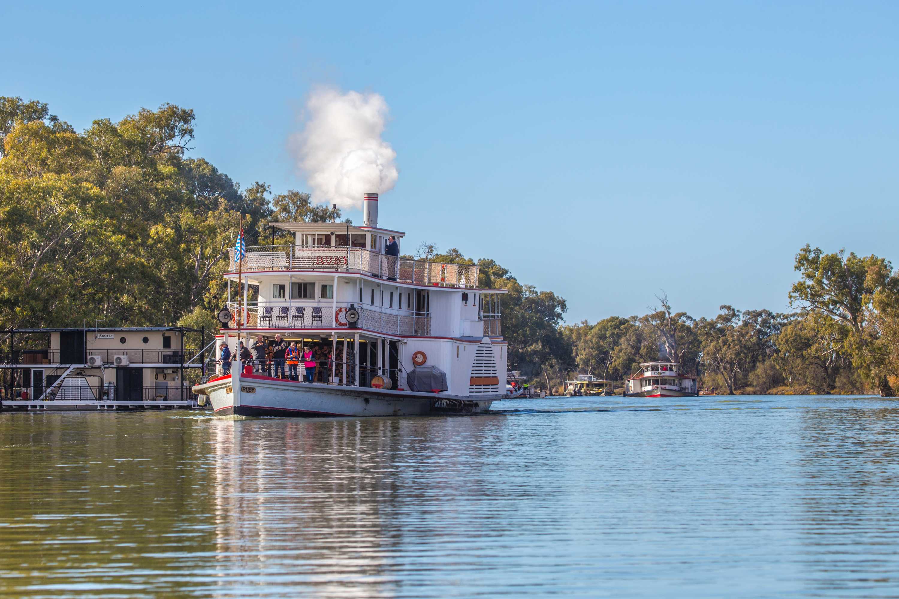 Showboats: Honouring 230-year history and romance of two River Murray ...