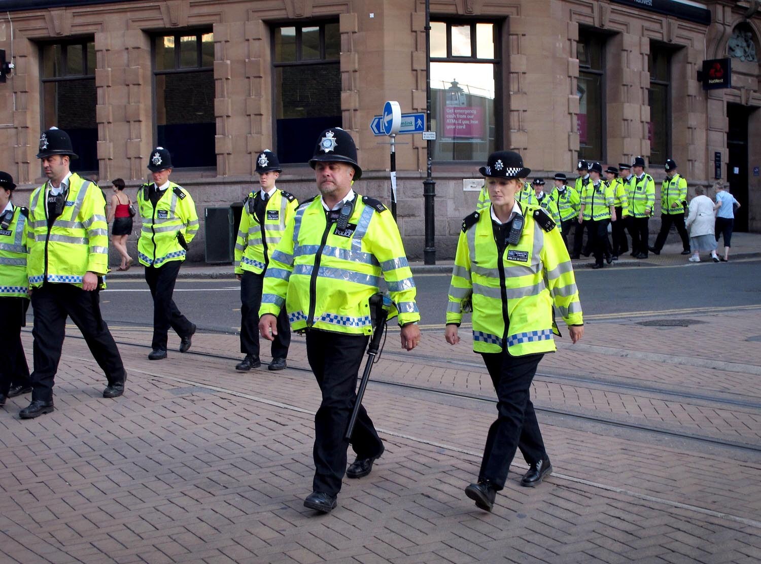 Londoners clean up as police flood streets - ABC News