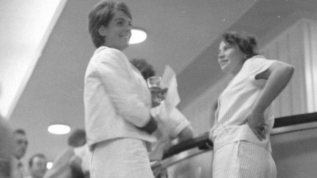 Women chain themselves to the bar in the Regatta Hotel over Queensland ...