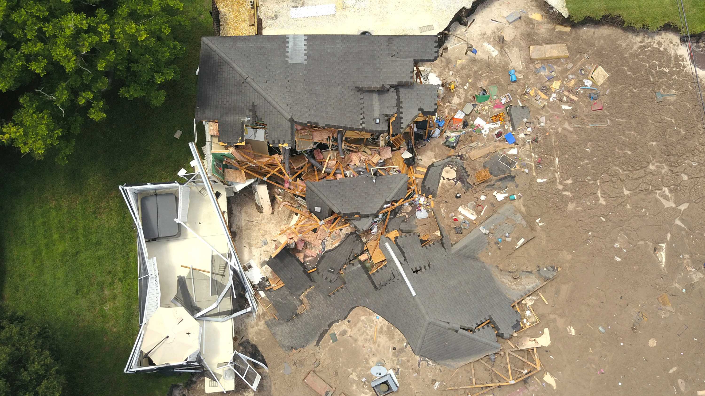 Massive sinkhole swallows two houses, one boat in Florida - ABC News