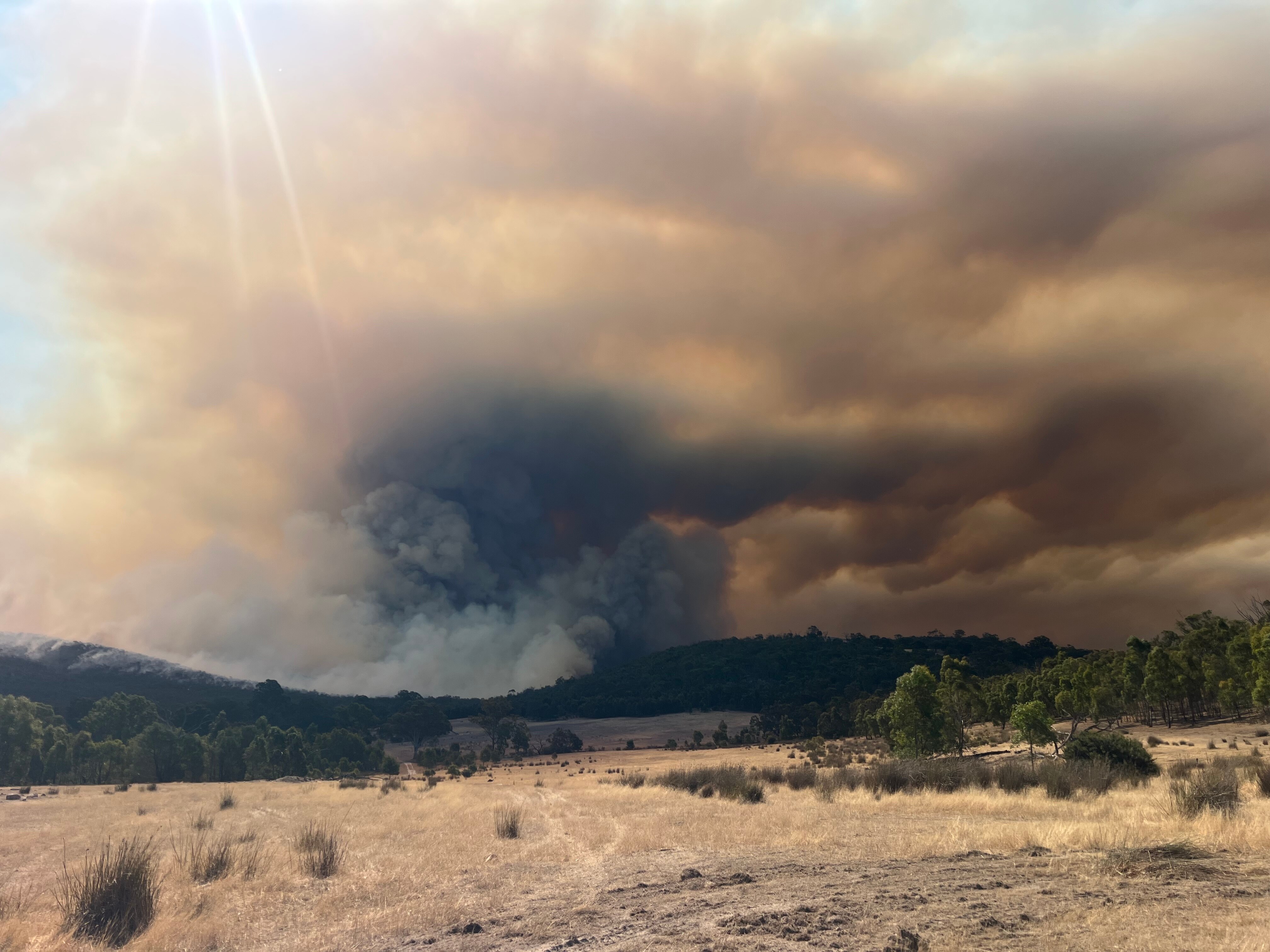Victorians urged to leave home amid bushfire warnings, while storms hit ...