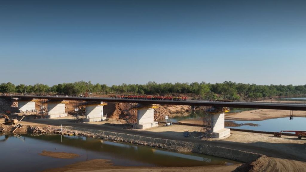 Fitzroy River bridge to be completed ahead of schedule - ABC News