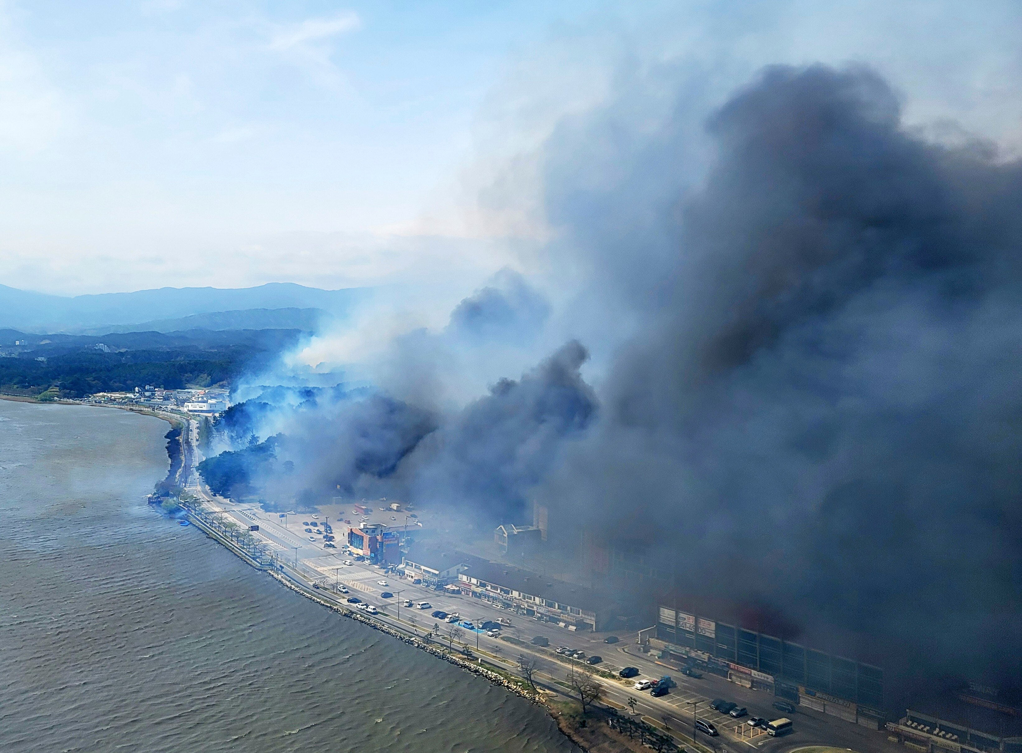 Hundreds flee from wildfire in South Korean seaside city of Gangneung ...