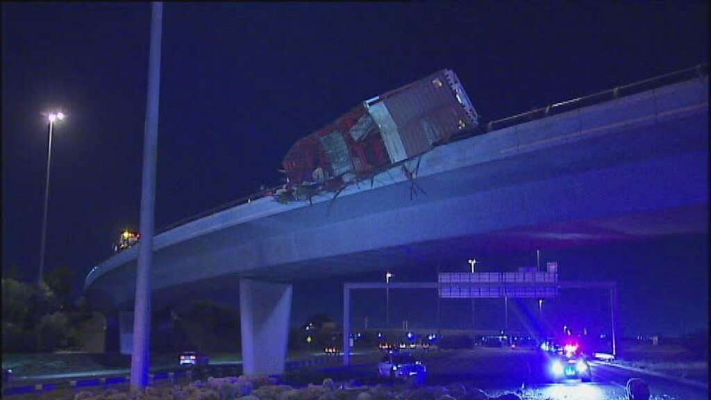 Sheep plunge onto freeway after Melbourne truck crash - ABC News