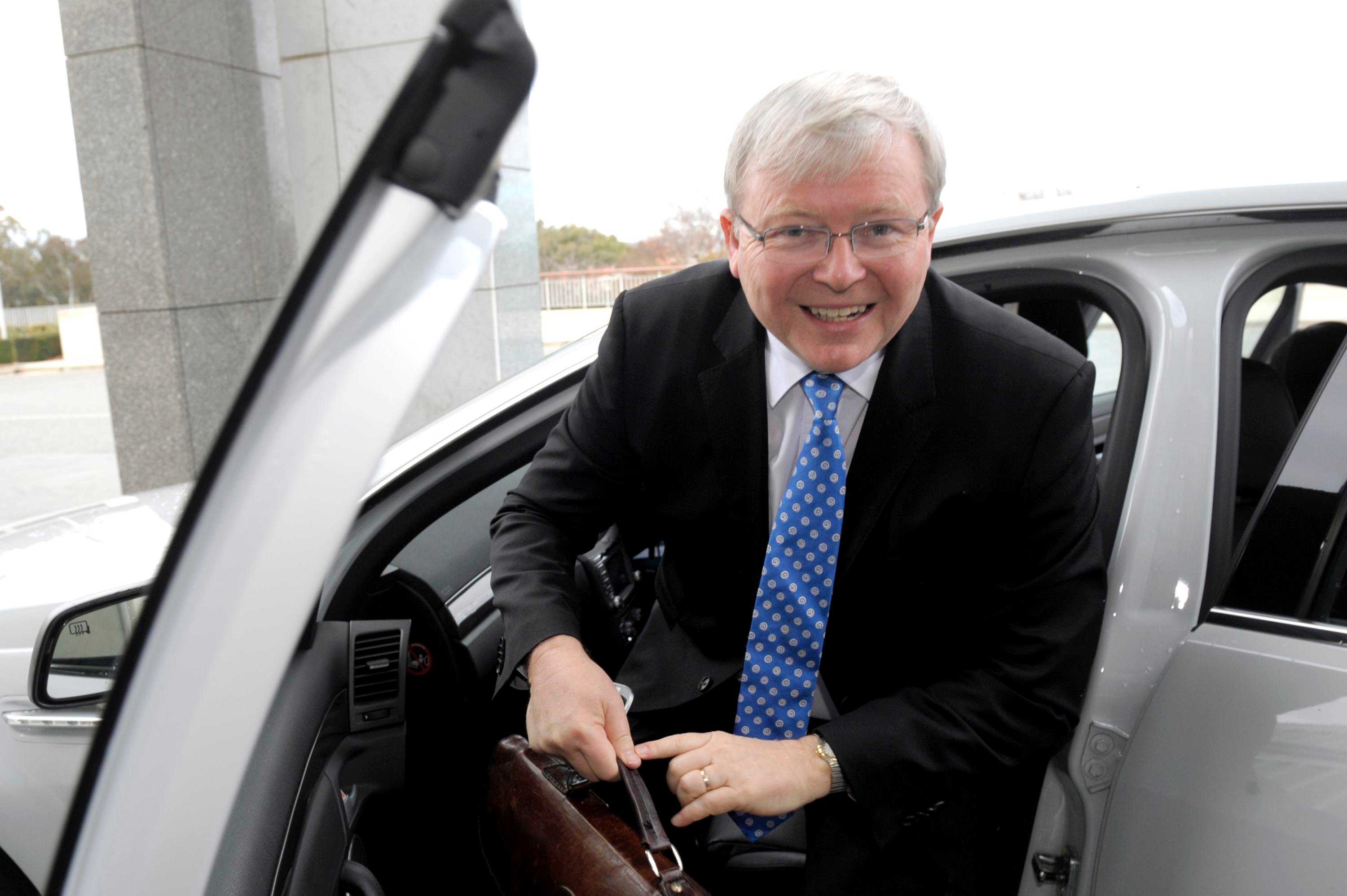 Senior ministers rally behind PM Julia Gillard as Rudd returns to ...