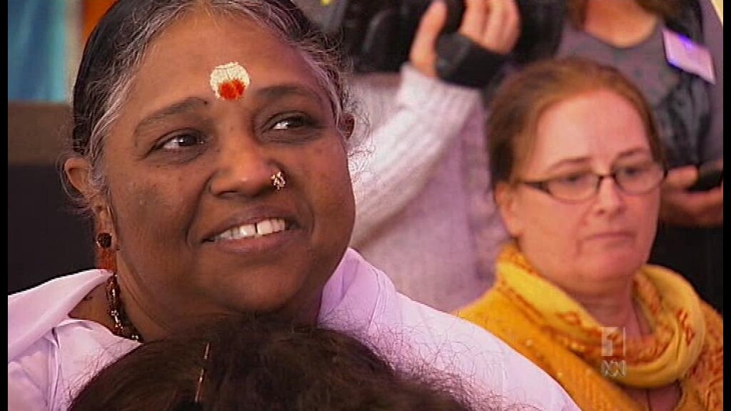 Thousands queue for 'hugging saint' - ABC News