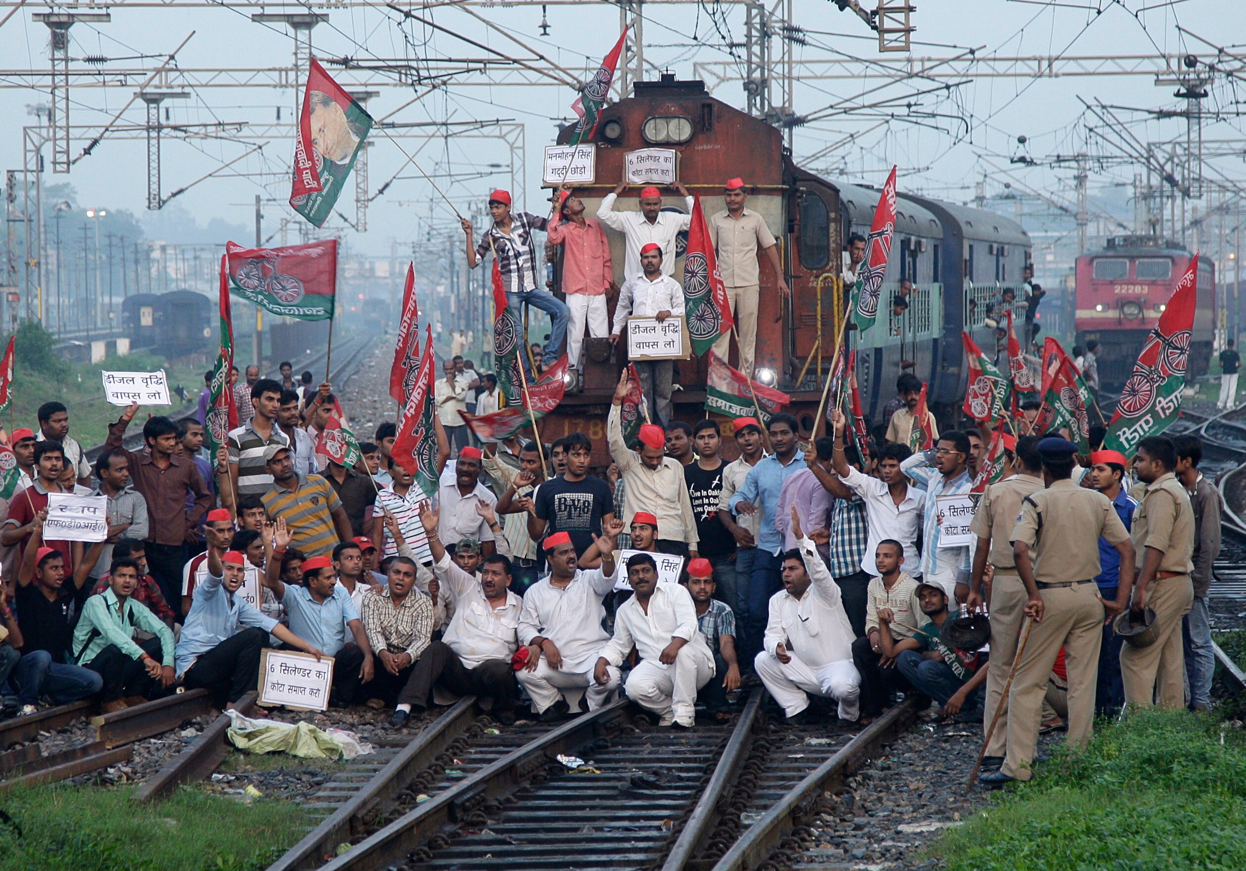 India strikes against unpopular economic reforms - ABC News