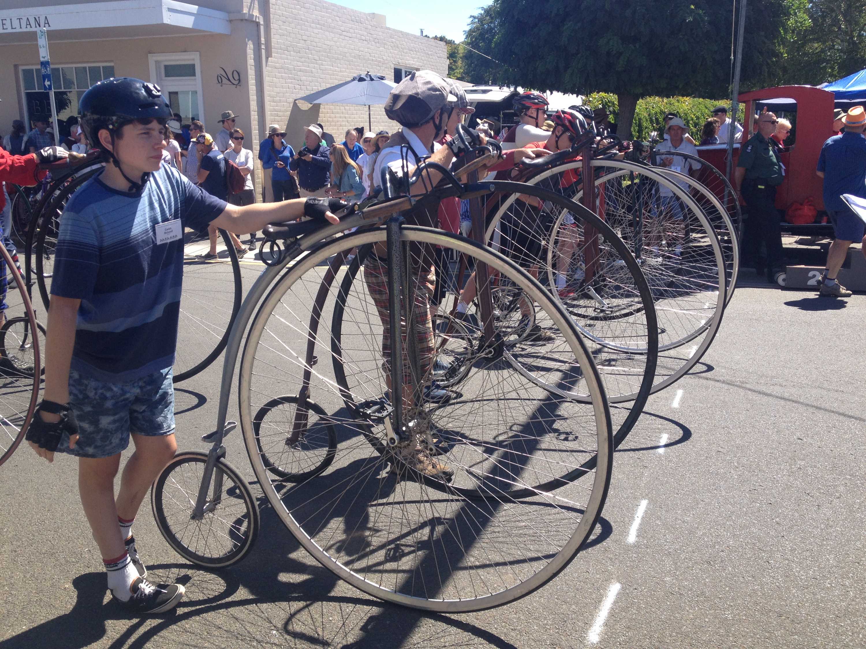 Penny farthing race draws hundreds in northern Tasmania - ABC News