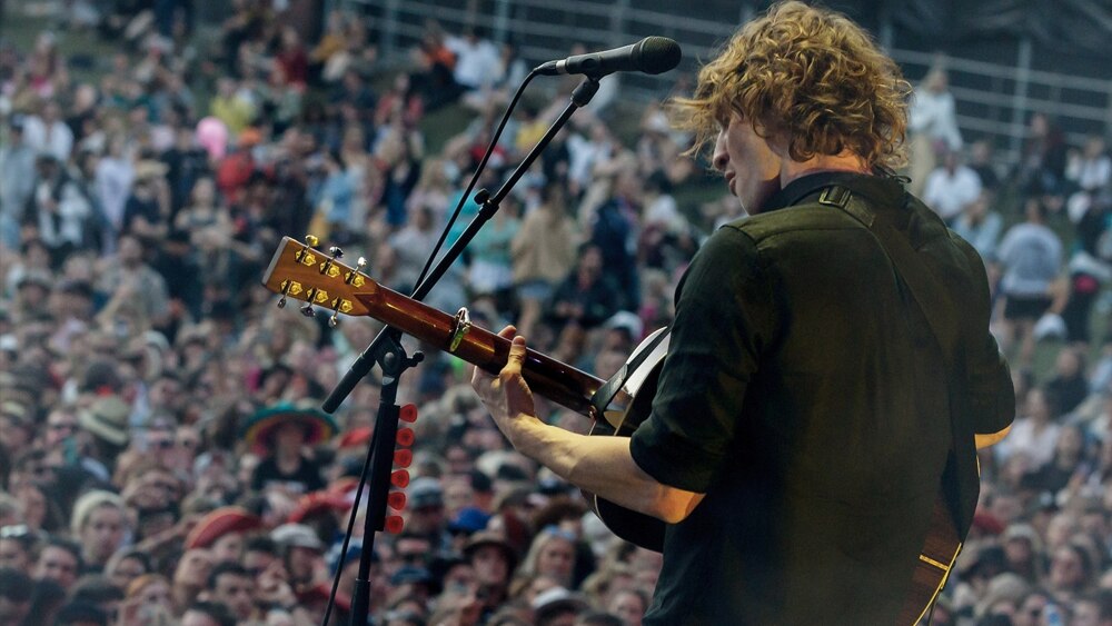 What went down at Dean Lewis' sing-along filled Splendour set - triple j