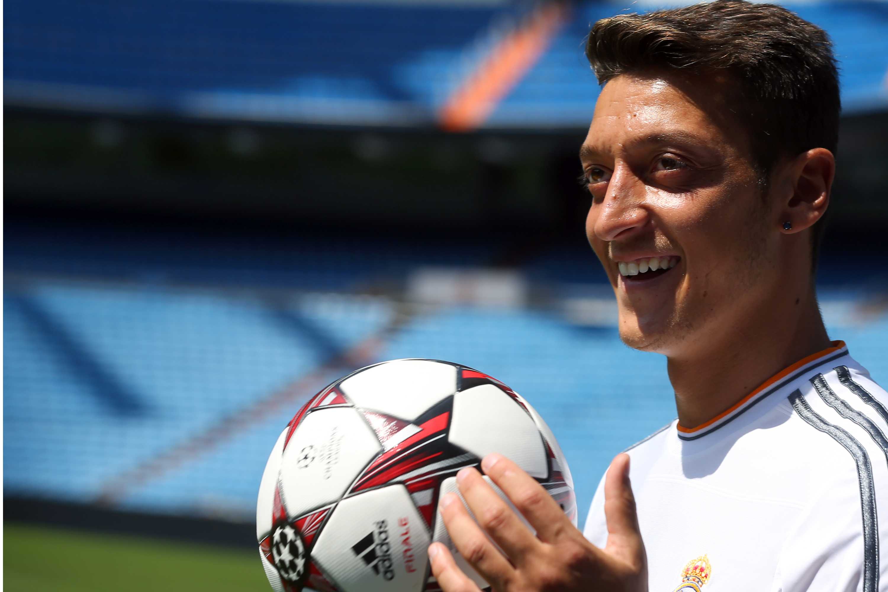 Premier League: Arsenal signs Real Madrid's Mesut Ozil on transfer ...