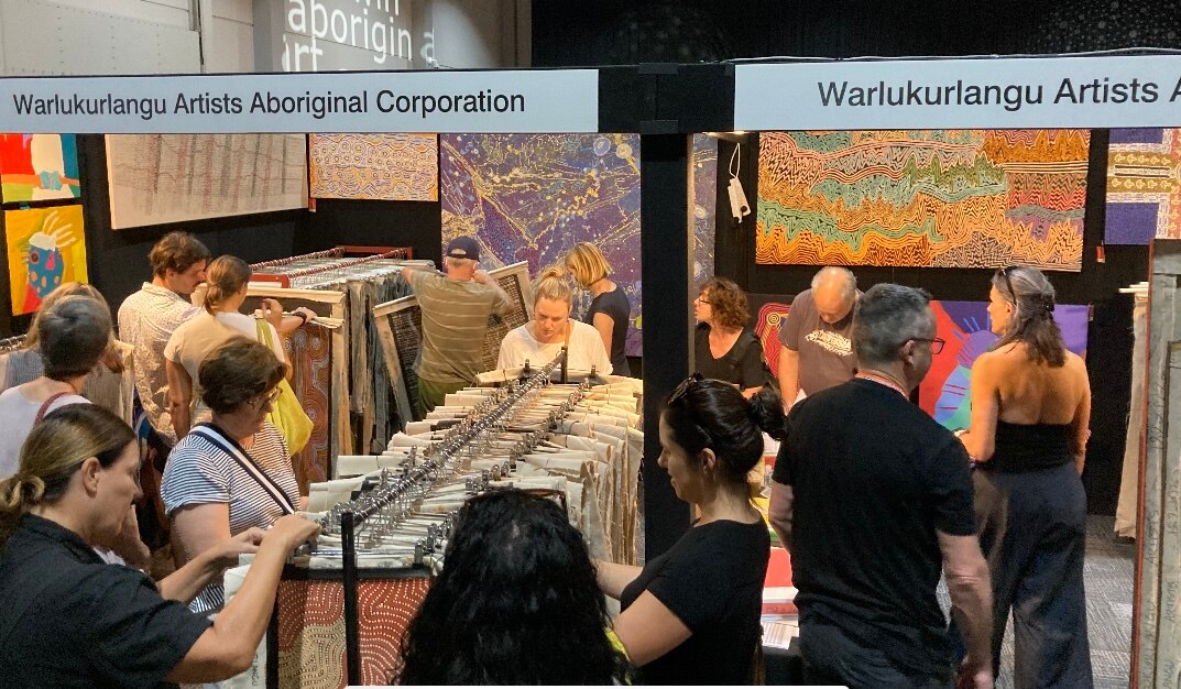 Warlukurlangu artists from Yuendumu sell 250k in paintings at Darwin ...