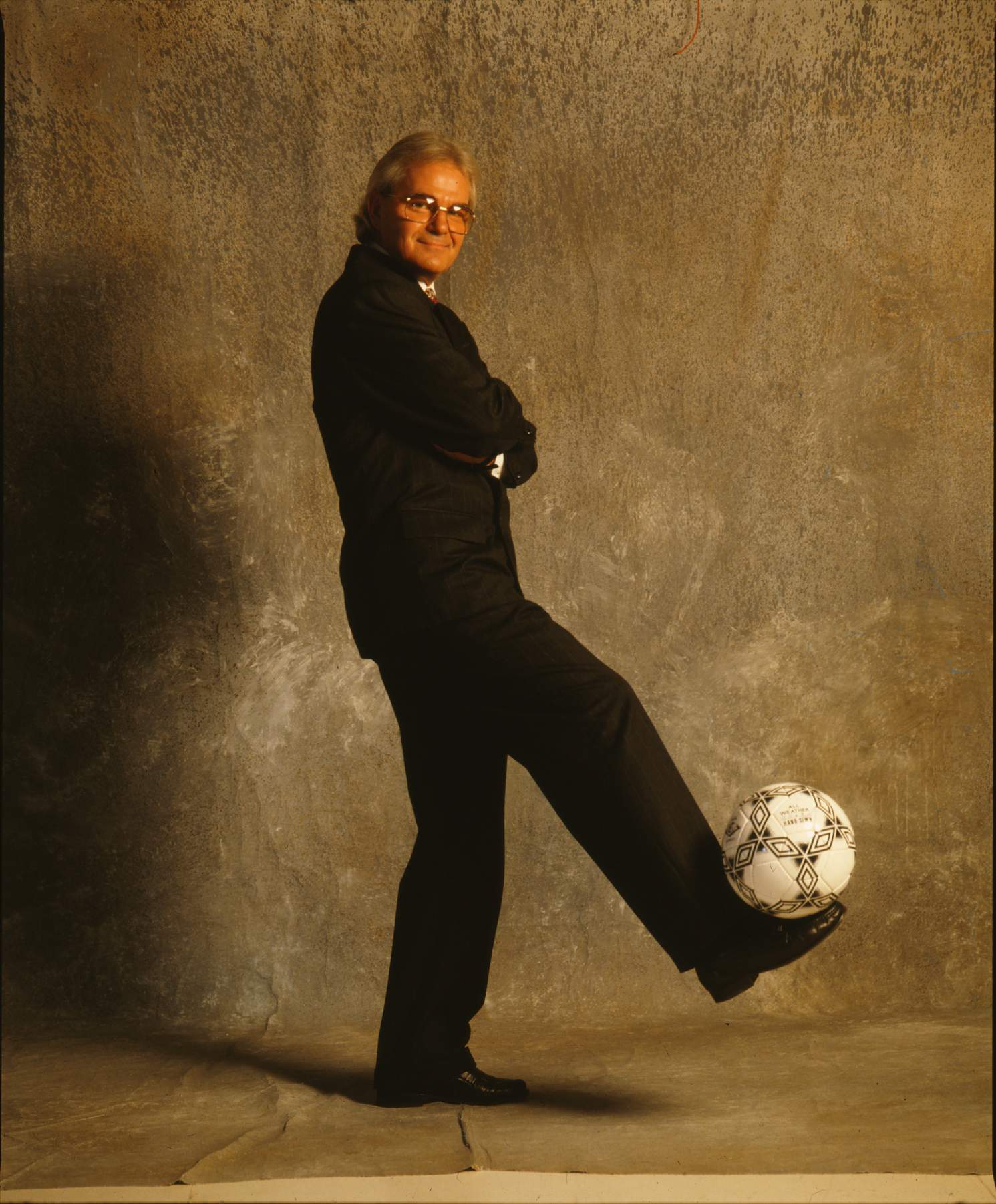 Les Murray, the voice of football in Australia, dies aged 71 - ABC News