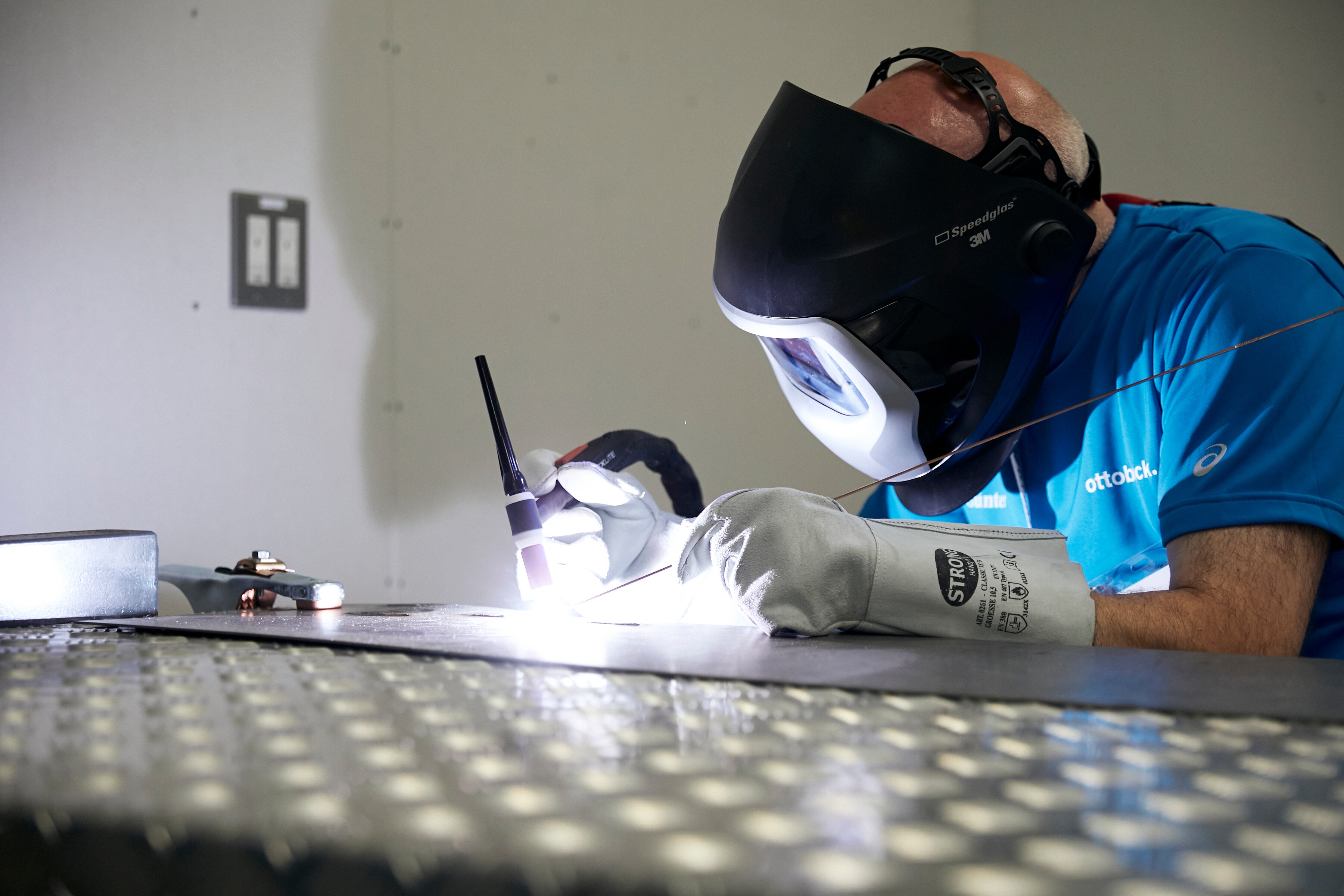 Nathaniel Kenyon shows it is an art form helping elite amputee athletes ...