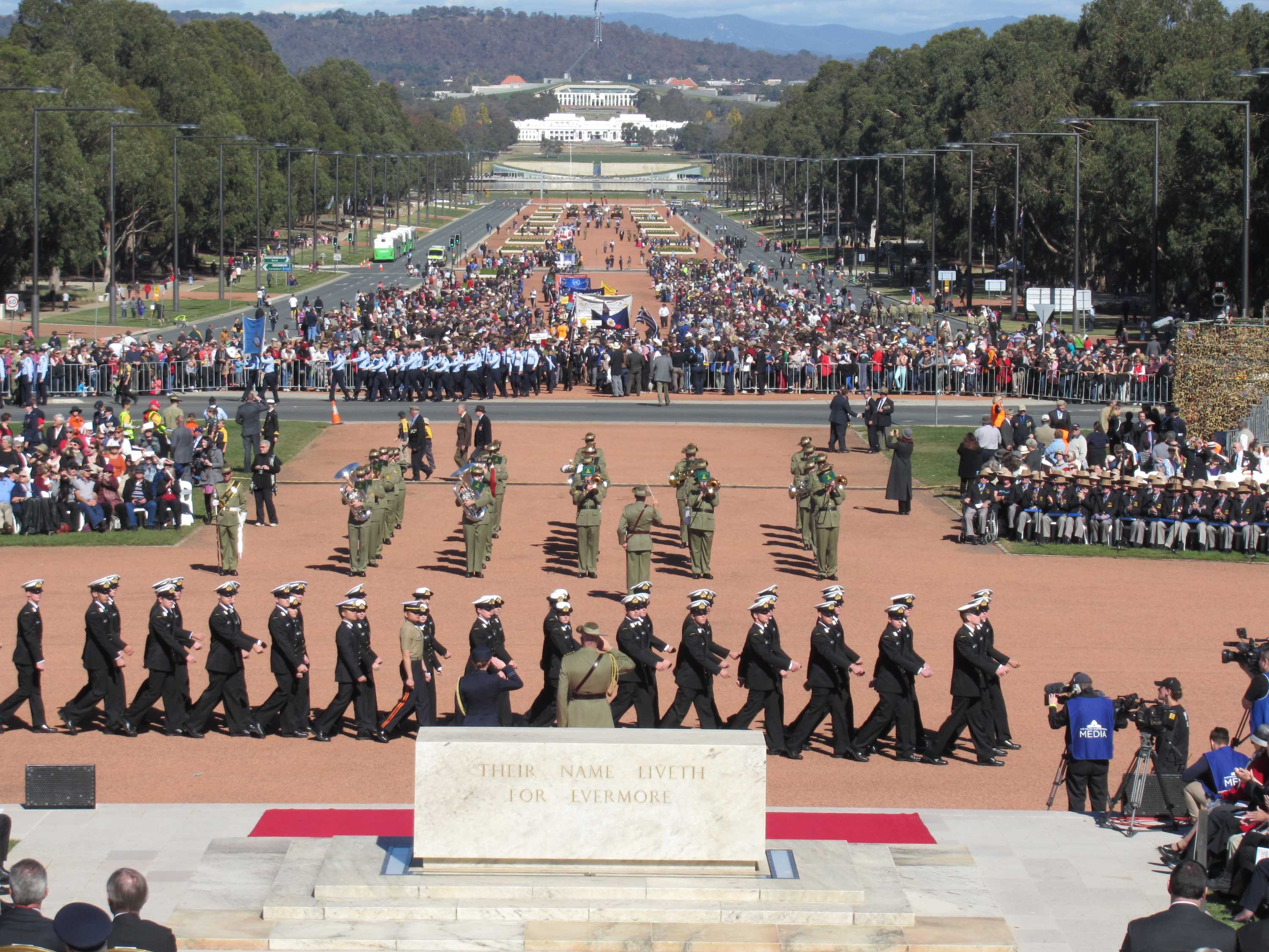 Crowd gives warm welcome to Anzac marchers - ABC News