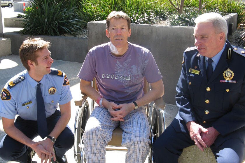 Stabbing 'uncomfortable' policeman says - ABC News