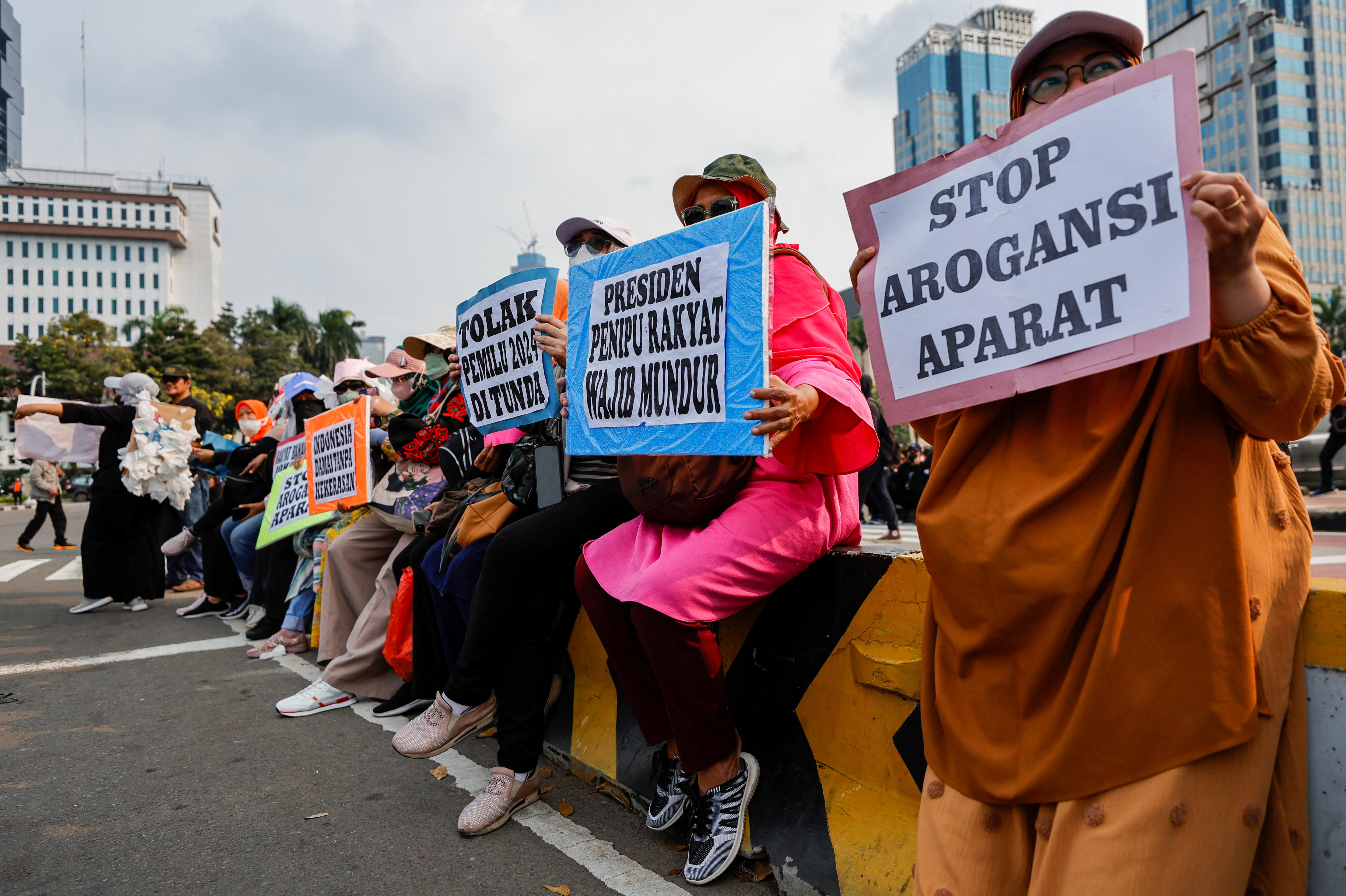 Thousands of students protest in Indonesia over rumoured extension to ...