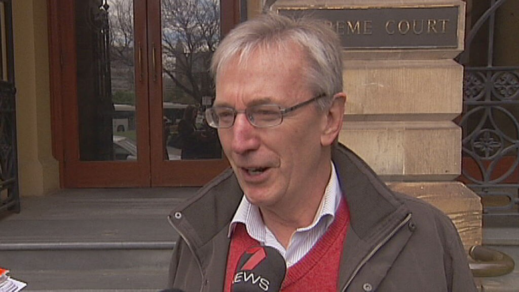 Minchin backs man's compulsory vote fight - ABC News