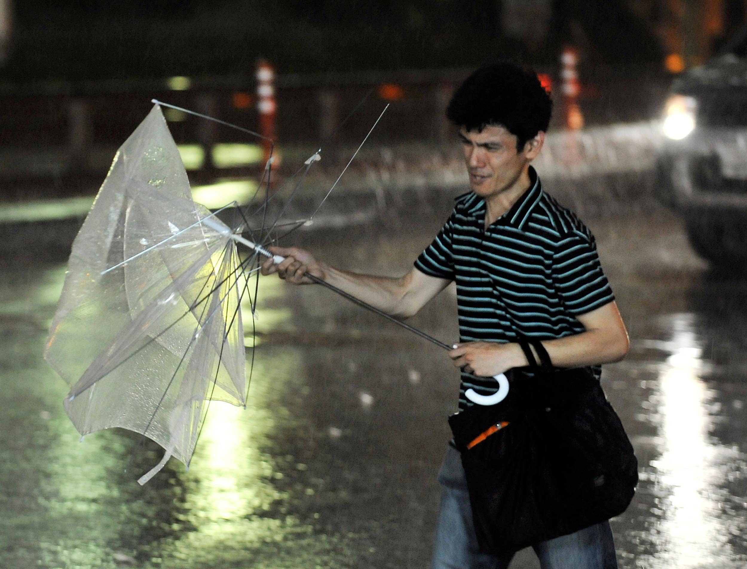 Thousands flee as typhoon heads for Tokyo - ABC News