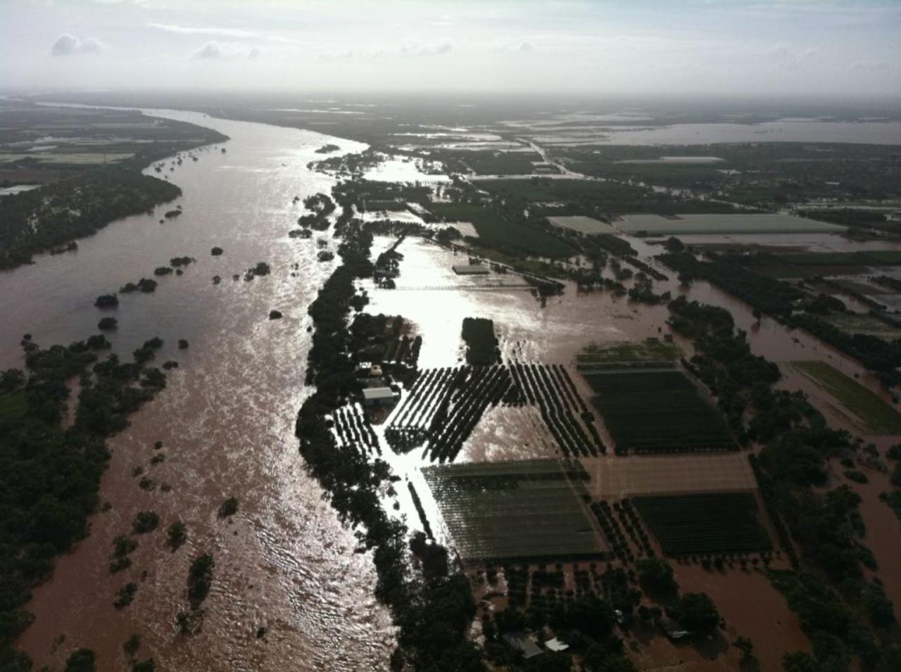 Carnarvon locals weather flood peak - ABC News