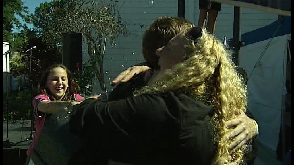 Teen sets world hugging record - ABC News