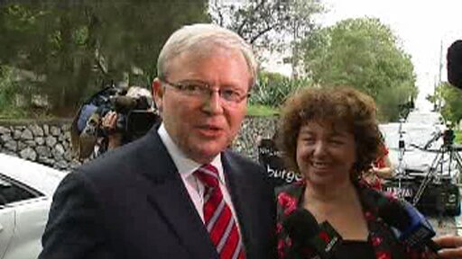Rudd talks to waiting media - ABC News