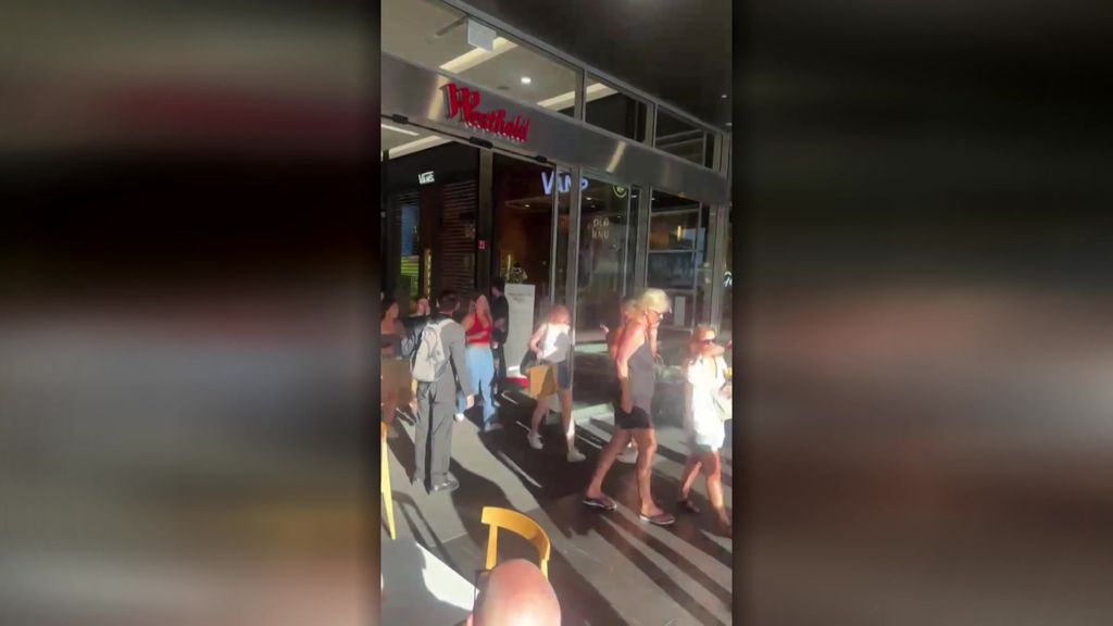 People evacuated from Westfield shopping centre in Bondi Junction after ...