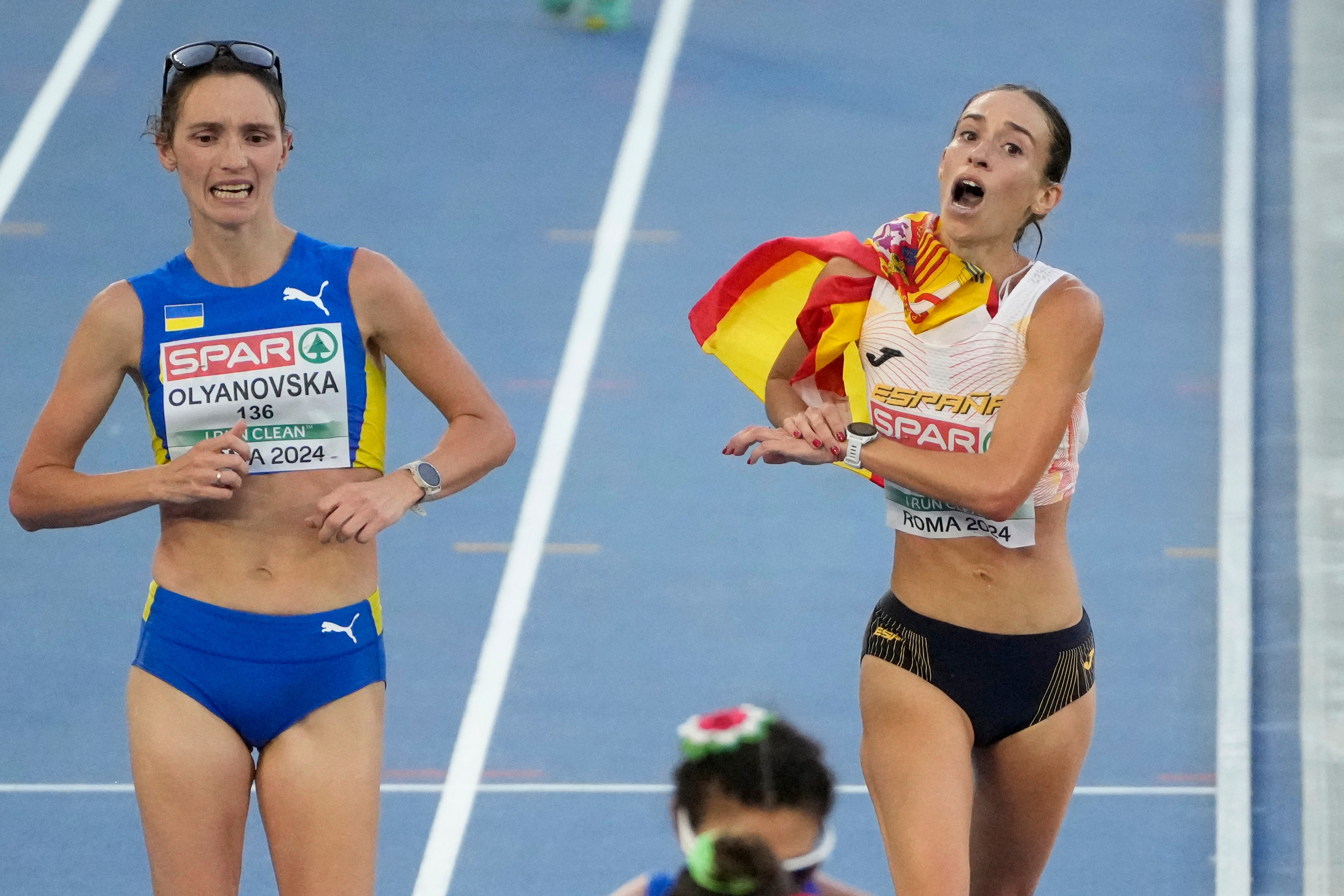 Shocking moment Spanish race walker Laura García-Caro loses European ...