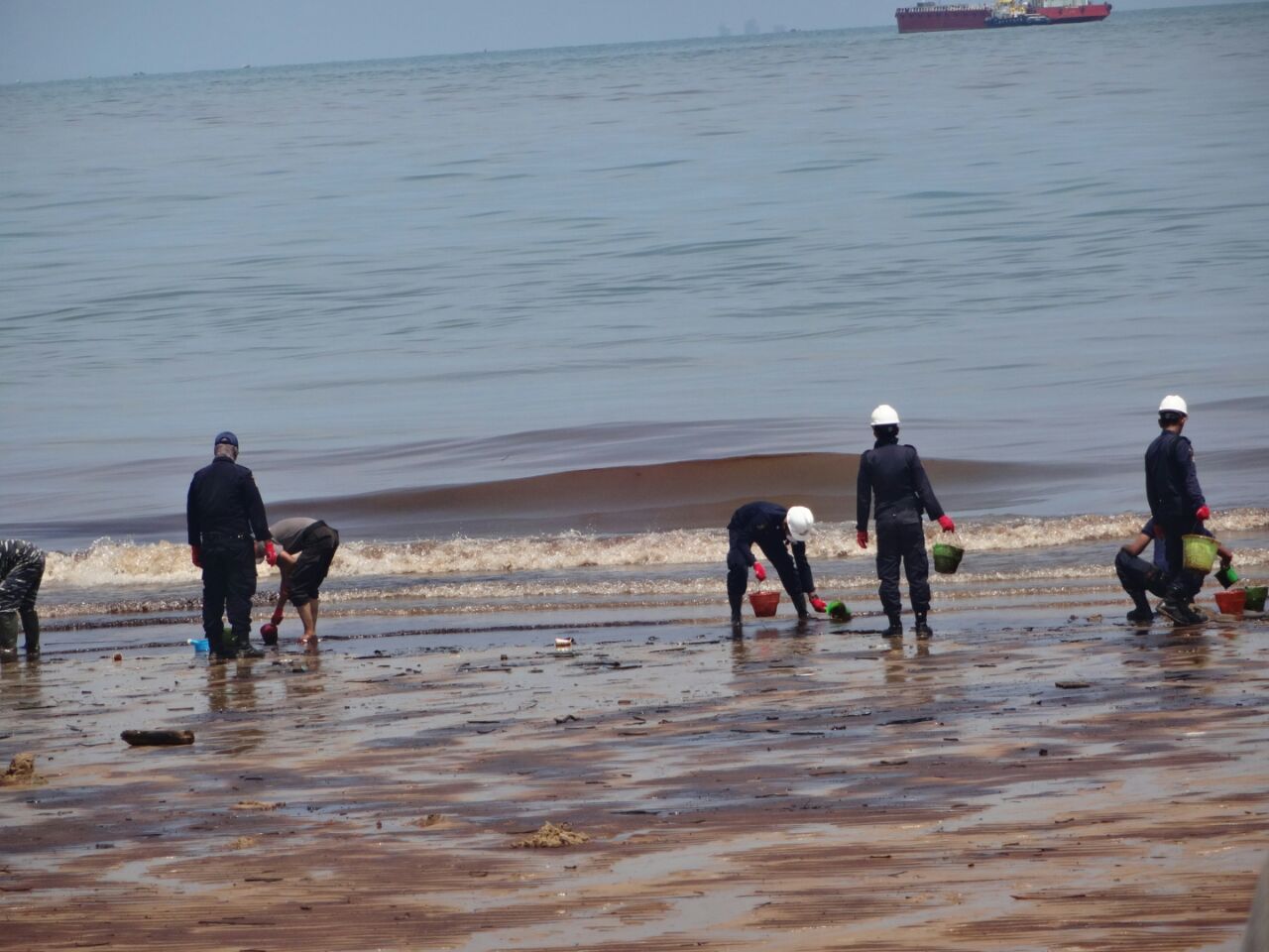Indonesia blames devastating Borneo oil spill on Chinese tugboat - ABC ...