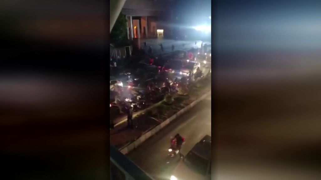 Crowd runs away from Iranian security forces amid protests - ABC News