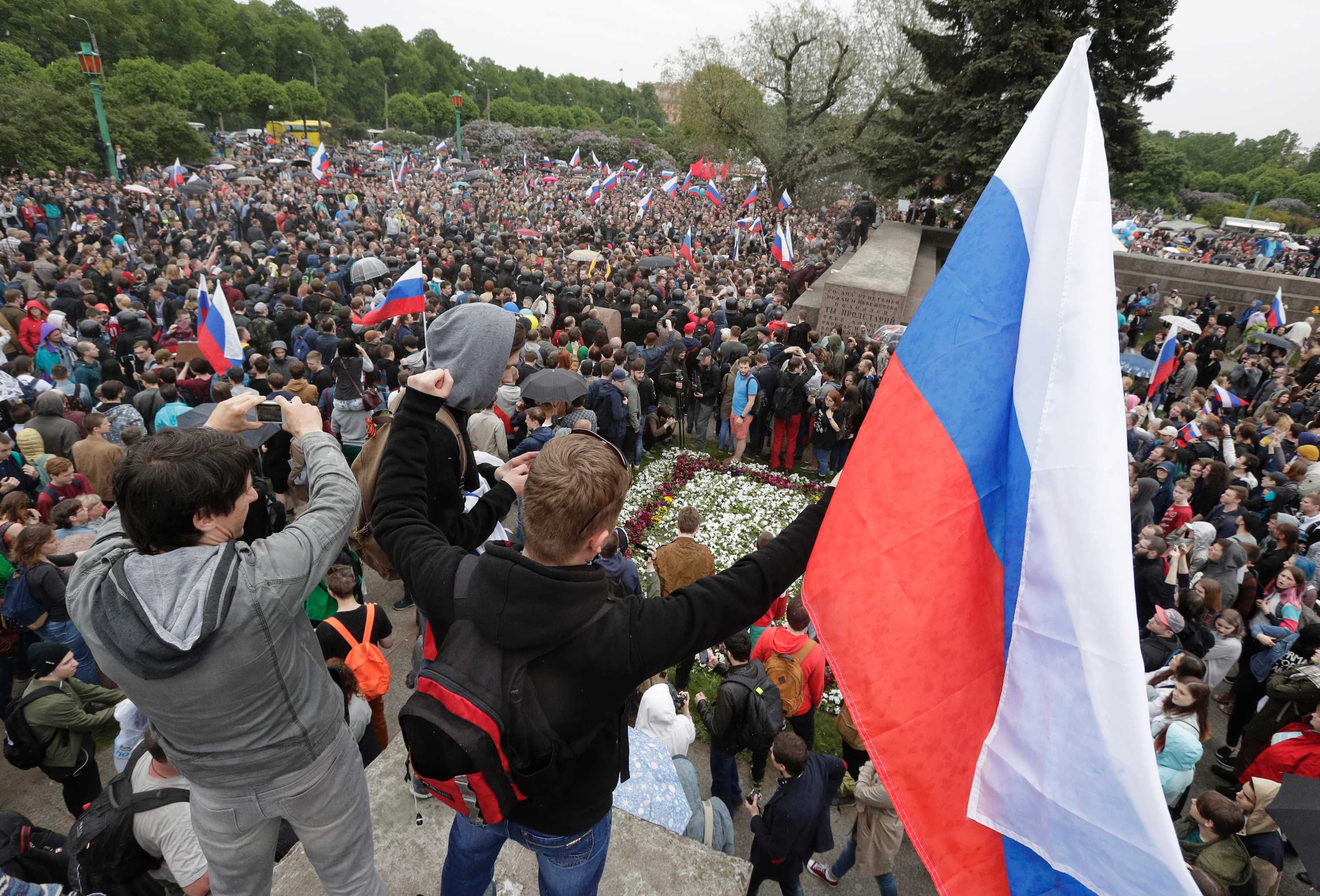 Russian protesters, Putin critic Alexei Navalny imprisoned amid anti ...